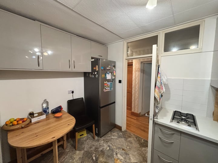 Entire 2 Bedrooms Flat - Enfield