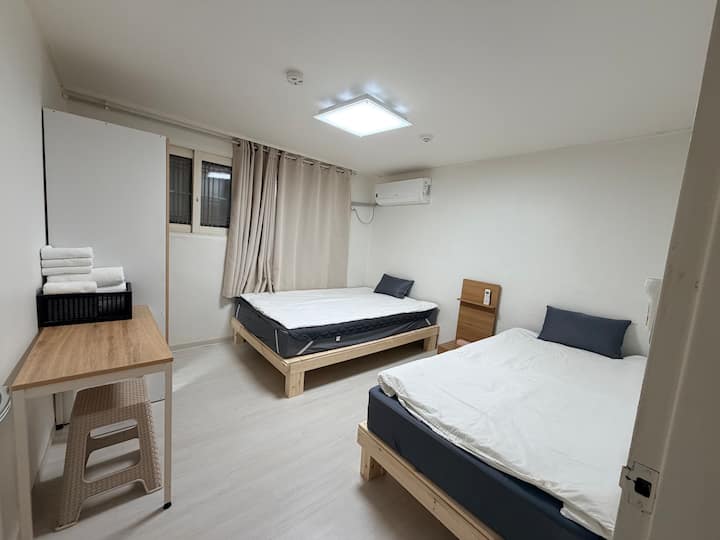 [Yuz House]2room 3bed, 8min From Hongik Univ. Stn - Seoul