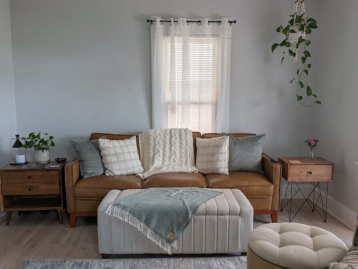 A House On A Hill. 1 Mile From Campus. - Notre Dame, IN