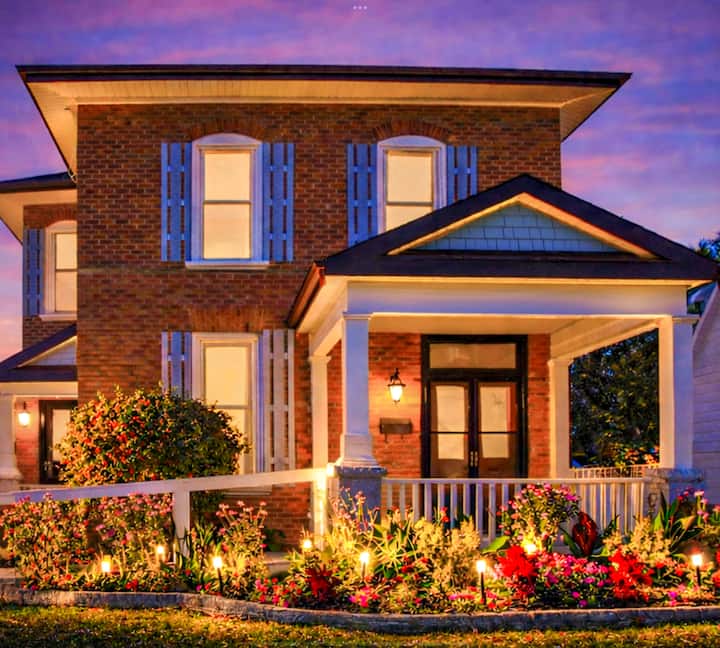 Peaceful, Central Stay | Sleeps 6 | Parking + Deck - Peterborough, ON, Canadà