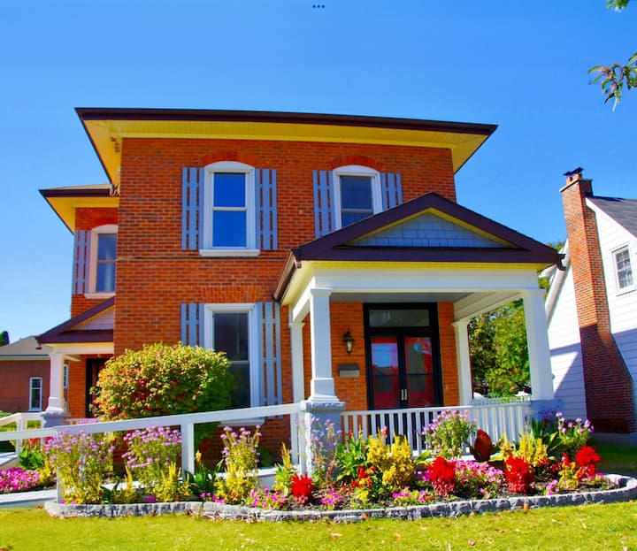Red Brick House | Near Downtown | Parking + Deck - Peterborough, ON, Canadà