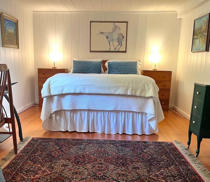 Cozy Sunset Hills Retreat - Seattle, WA