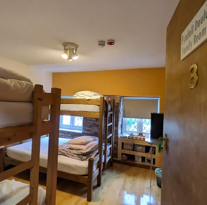 En-suite Bedroom (4 Adults Or 2 Adults/3 Children) - Crickhowell