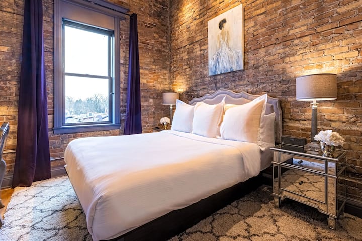 124 Lofts #3 - Downtown Dundee - Walk To Dining - Elgin, IL