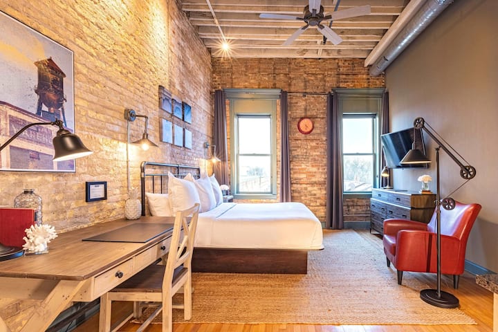 124 Lofts #4 - Downtown Dundee - Walk To Dining - Elgin, IL