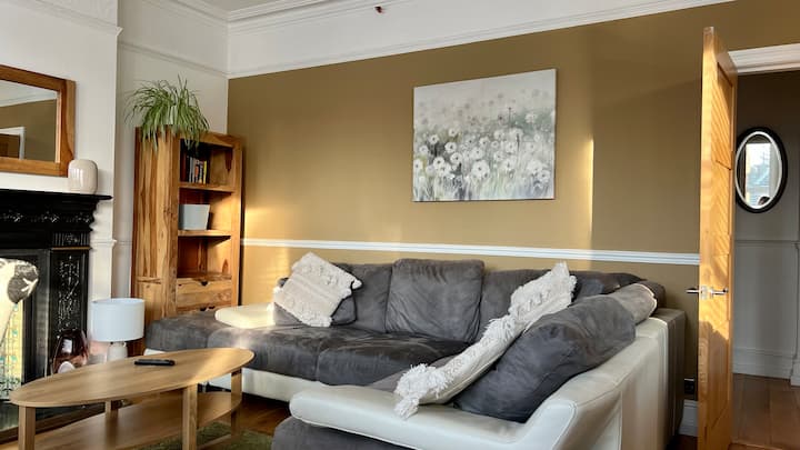 Huge Three Bedroom Flat With Parking And Terrace - Croydon, UK