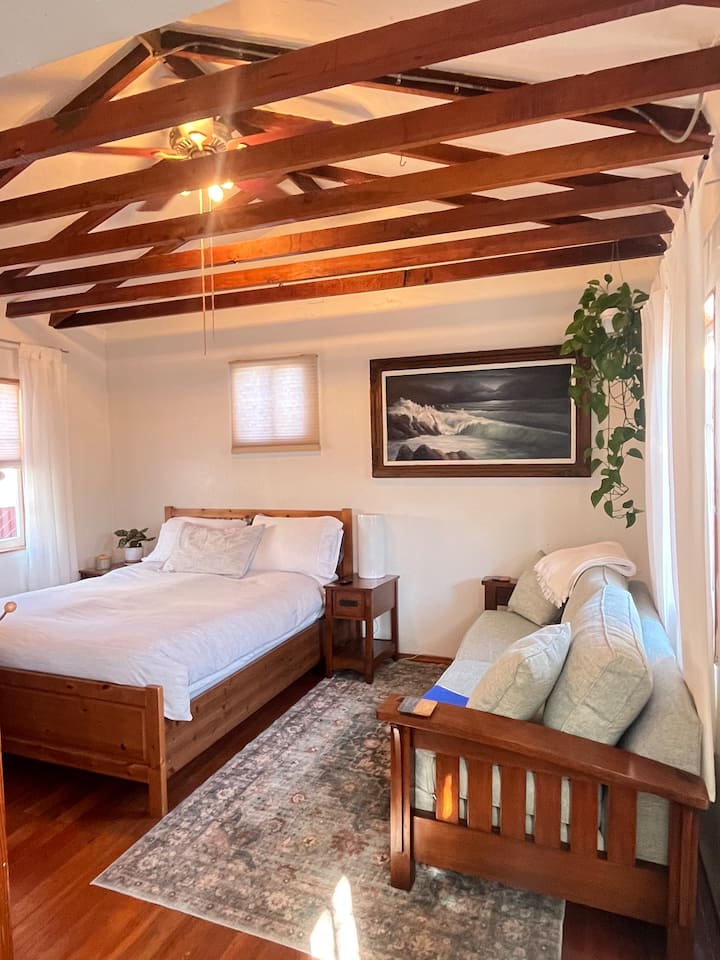 Ocean Beach
Sunshine Cottage
Includes Parking - Sunset Cliffs - San Diego