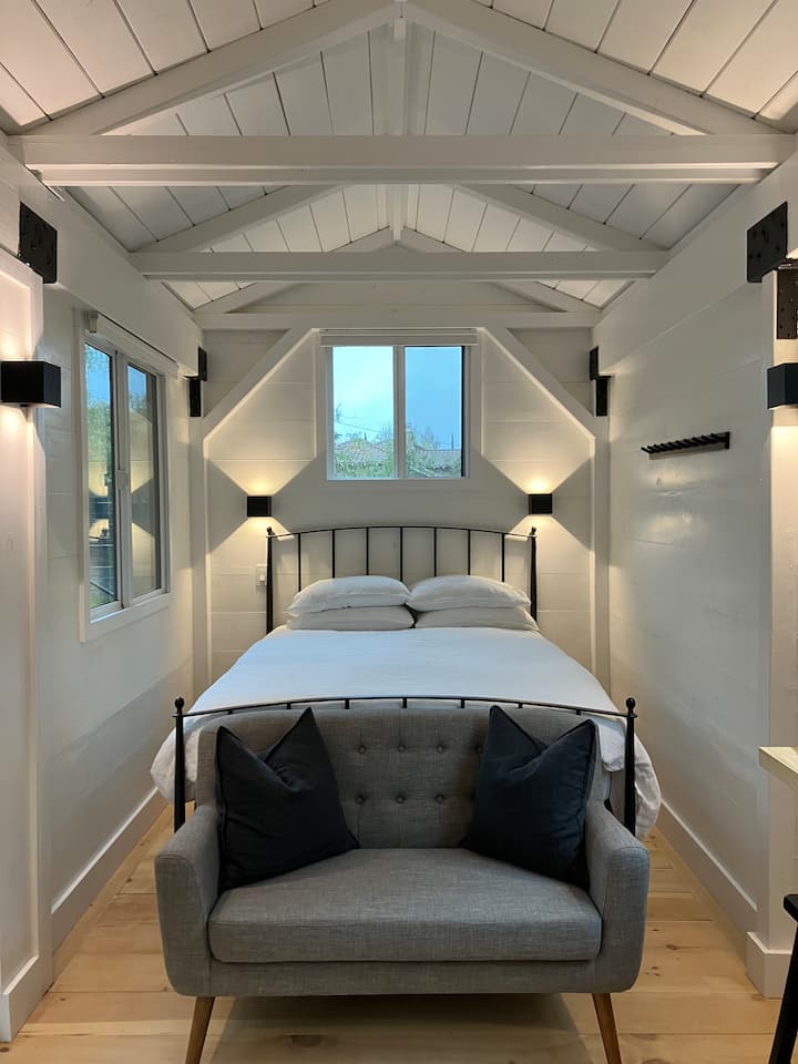 Malibu Tiny House
2 Minutes From Calamigos Ranch. - Agoura Hills, CA