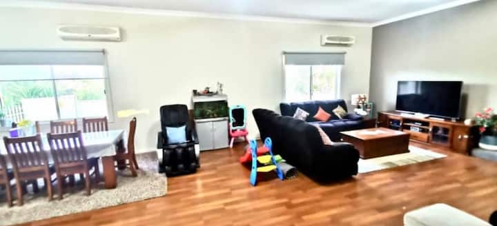 White On Height.large Bed Room With Share Bathroom - Mount Gambier