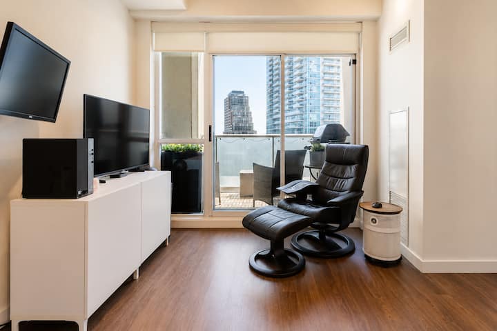 Stylish King West Condo Near Fifa & Bmo Field - Toronto, ON