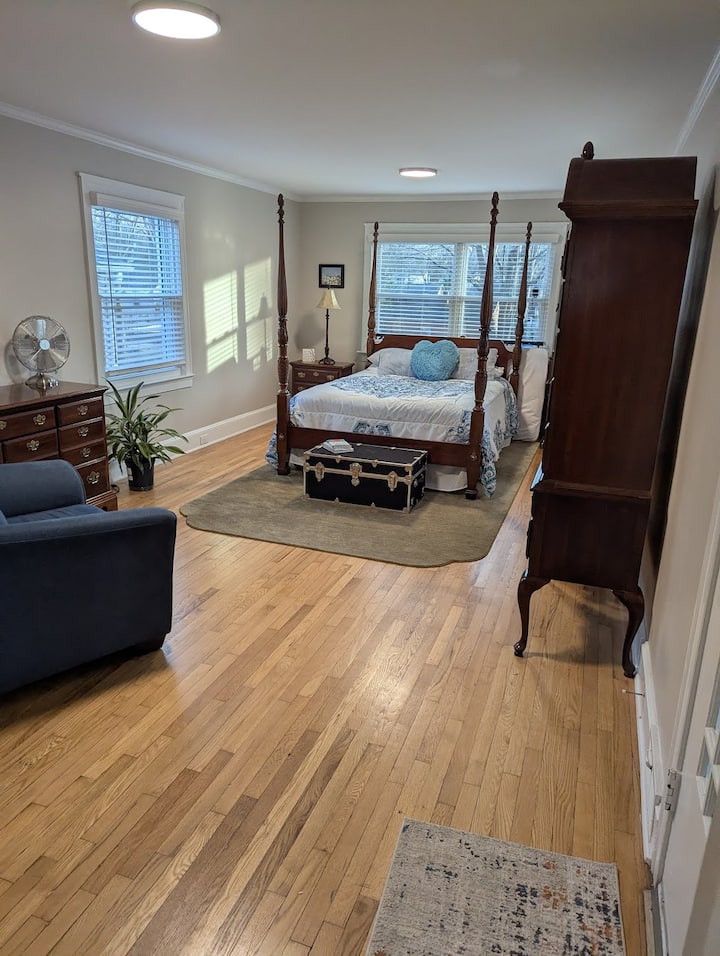 Chez Michelle - Queen Bedroom Suite - Winston-Salem, NC