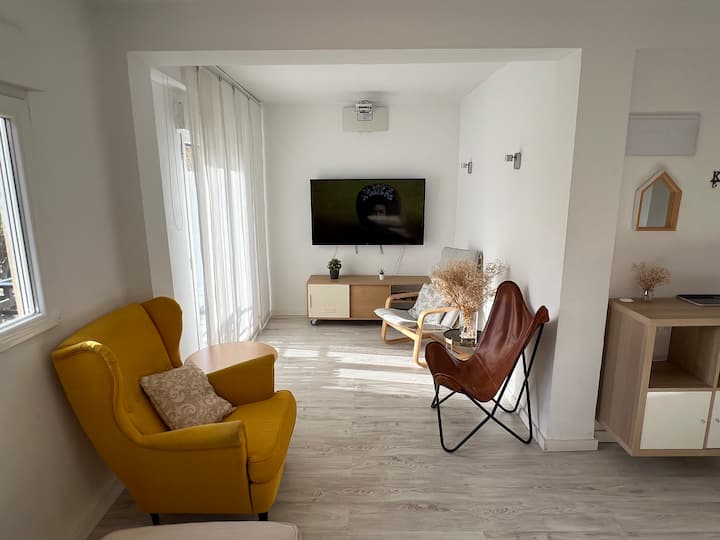 Sleek Urban Retreat: Beach, Work, City, Fast Wi-fi - Moncada