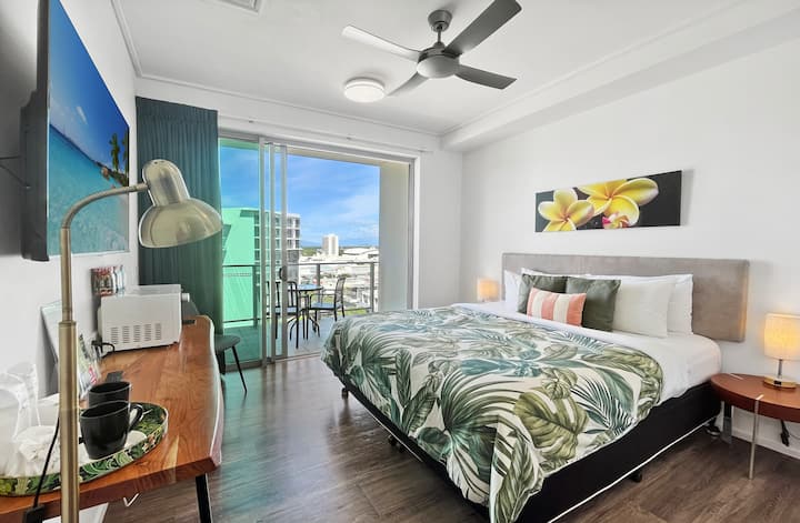 '124' Top Floor Hotel-style Room — Ocean Views - Cairns