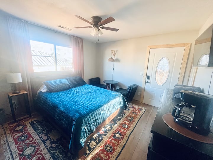 Pet Friendly! Private Entrance & Yard. Kitchenette - Flagstaff, AZ