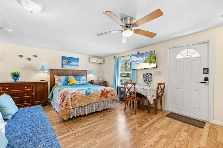 Queen Palm*hotel Style Suite*only 5 Miles 2 Beach - St. Petersburg, FL