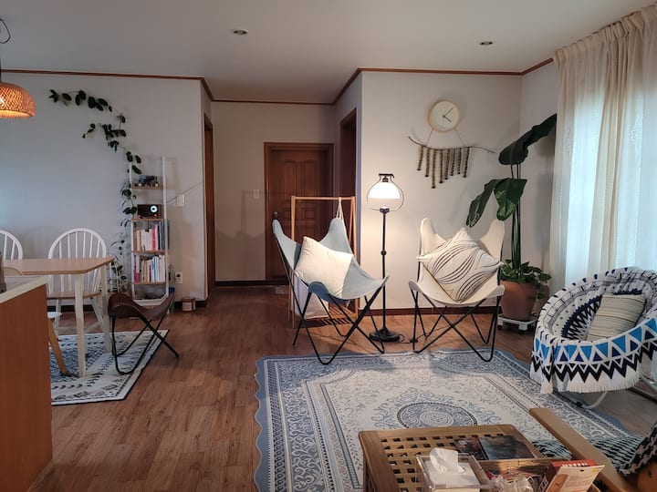 [남의 집_하룻밤] 퀸 베드4개/방3개/독채 /넓은공간/조식제공/제주공항5분 - Jeju