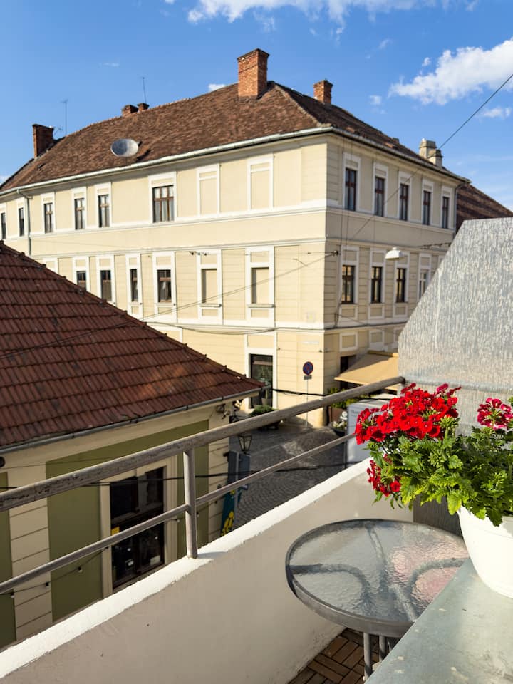 Charming Old Town Studio With Private Balcony - Cluj-Napoca