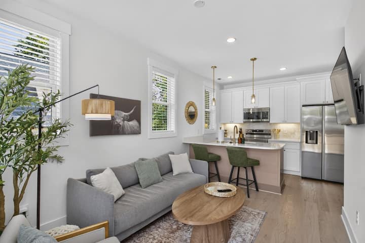 Nashville Gem * Central Suite * Easy Exploring! - Nashville, TN