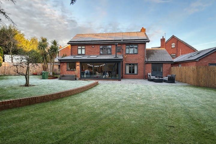 Luxury Detached Home | Garden, Gym & Ev - 비컨헤드