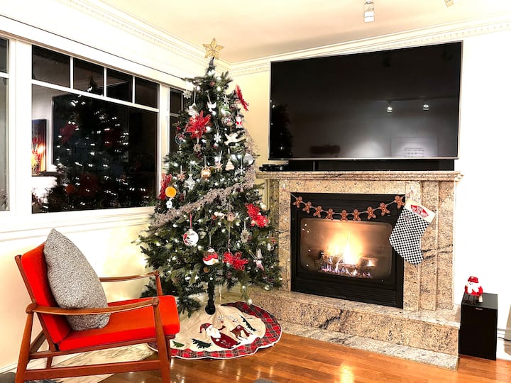 City View-art Gallery Themed Guest Suite Close To Skytrains - Vancouver