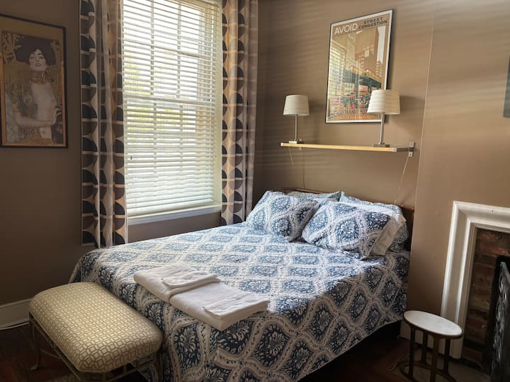 Mcm Charm, Old Town Alexandria - Alexandria, VA