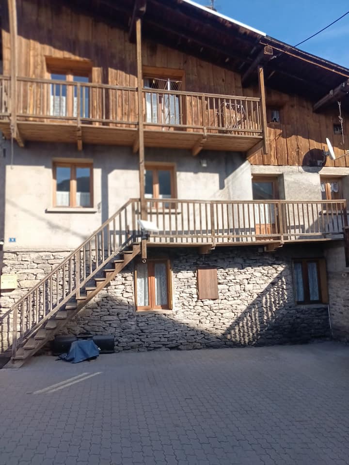 Appartement Dans Maison De Village - Séez