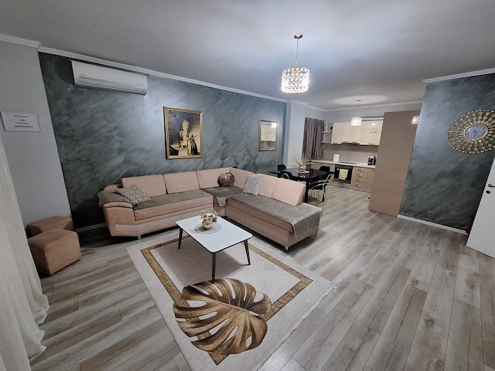Très Beau Apartement Au Centre De Tirana. - Albania