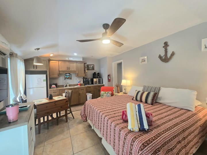 "The Lady" At Palm Tree Villas Resort - Anna Maria Island, FL