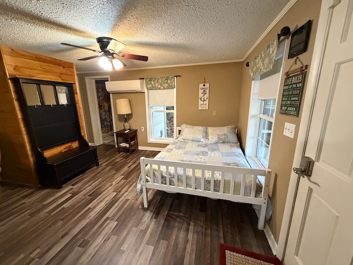 Lake Side Cottage · No Sunday Check Ins Lakeside Cottage - Tennessee