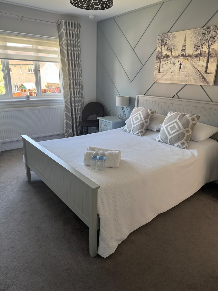 King Bed With Ensuite & Parking - Larbert - Falkirk
