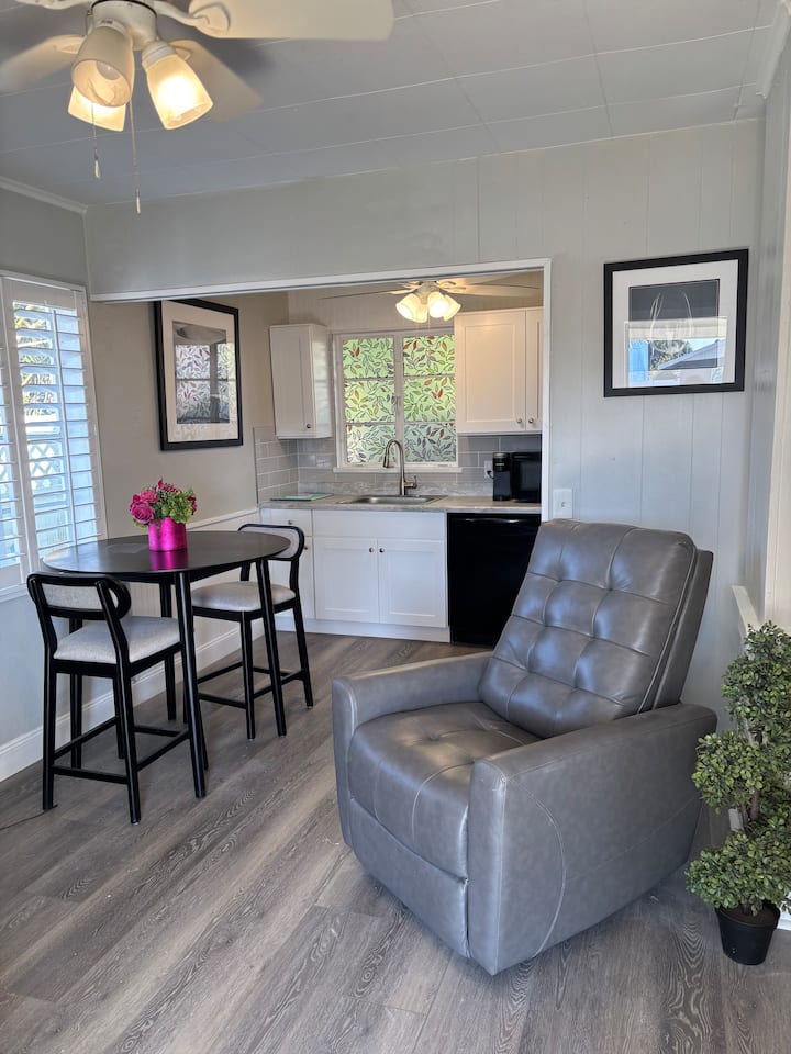 Sweet Carolina Cottage - Sarasota, FL
