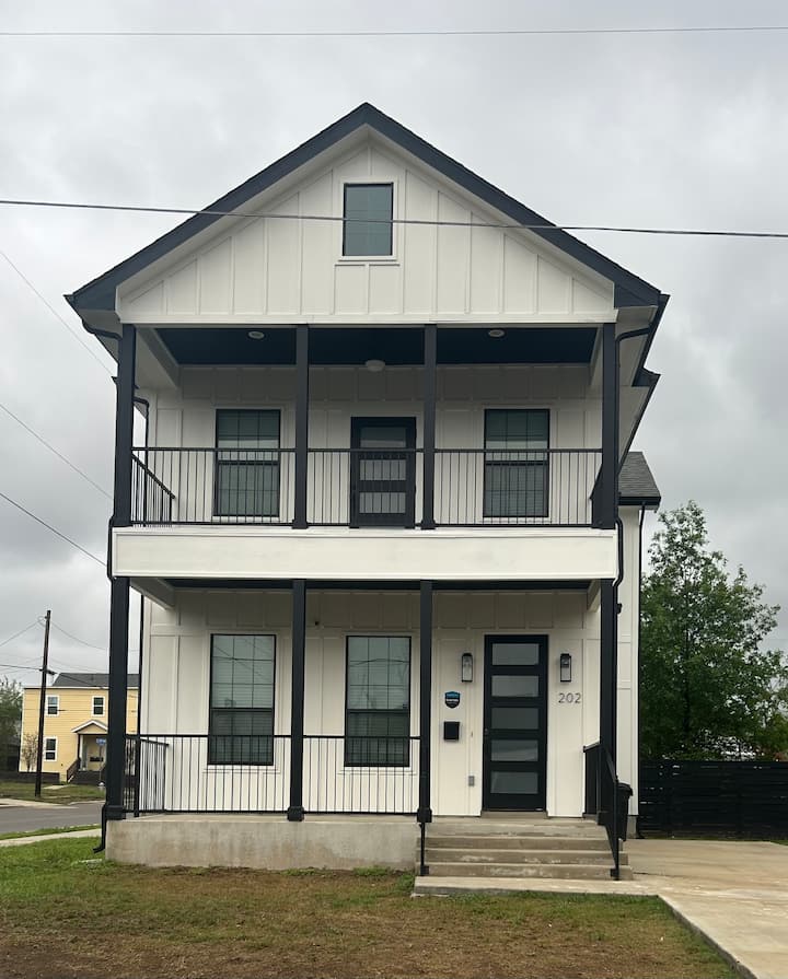 Riverwalk & Downtown 1.1mi, Spacious House - San Antonio, TX