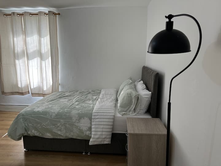 One Double Bed Only Like A Hotel Room - Glossop