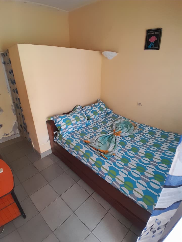 Studio F1 (A) Derrière L ,Aéroport Au Comus 13€ - Brazzaville