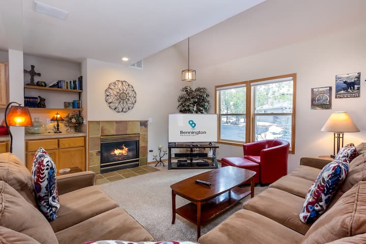 Cama23 - Family Friendly Home, Near Ft Rock Park, Gas Fireplace, Hot Tub - Sunriver, OR