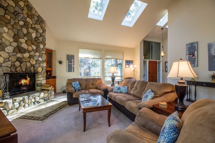 Cypress 10 - Huge Home, 2 Suites, Dog Friendly, - Sunriver, OR