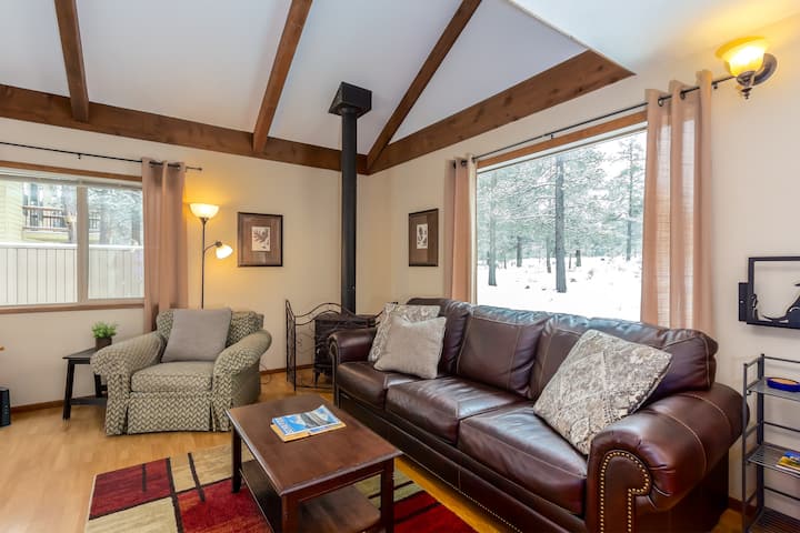 Indi02 - Charming Home, Great Location, Hot Tub - Oregon