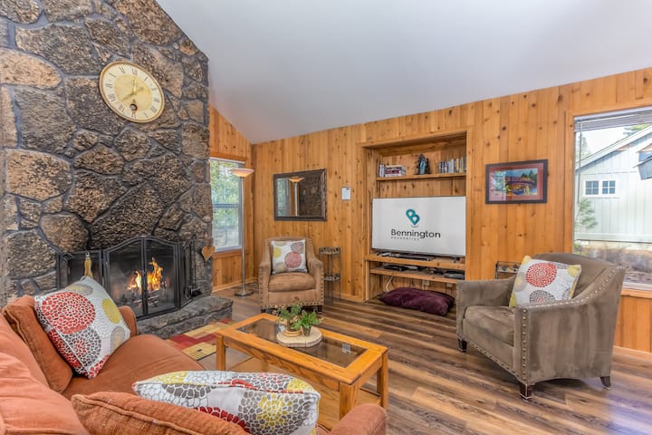 Lark 7 - Charming Home, Hot Tub, Dog Friendly - Sunriver, OR