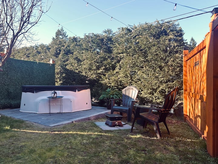 Private Hot Tub, Fire Pit & Suite, Comox Getaway - Vancouver Island