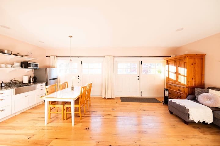 Red Hills Retreat — Lower Carriage House - Dundee, OR