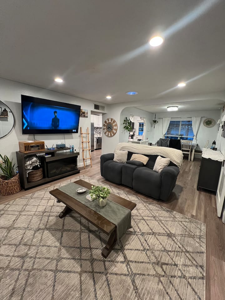 Beautiful Brick Home With Hot Tub
3k, 1q, 1t - Albuquerque, NM