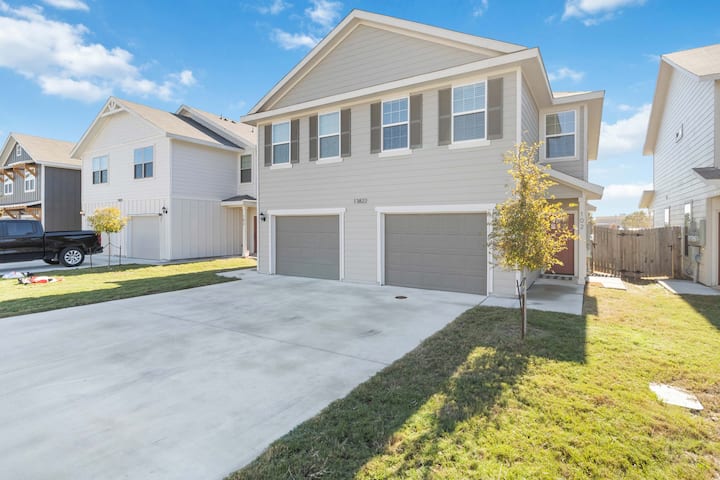 Stylish 3br Townhome Oasis In Gated Community - Weston Oaks - San Antonio