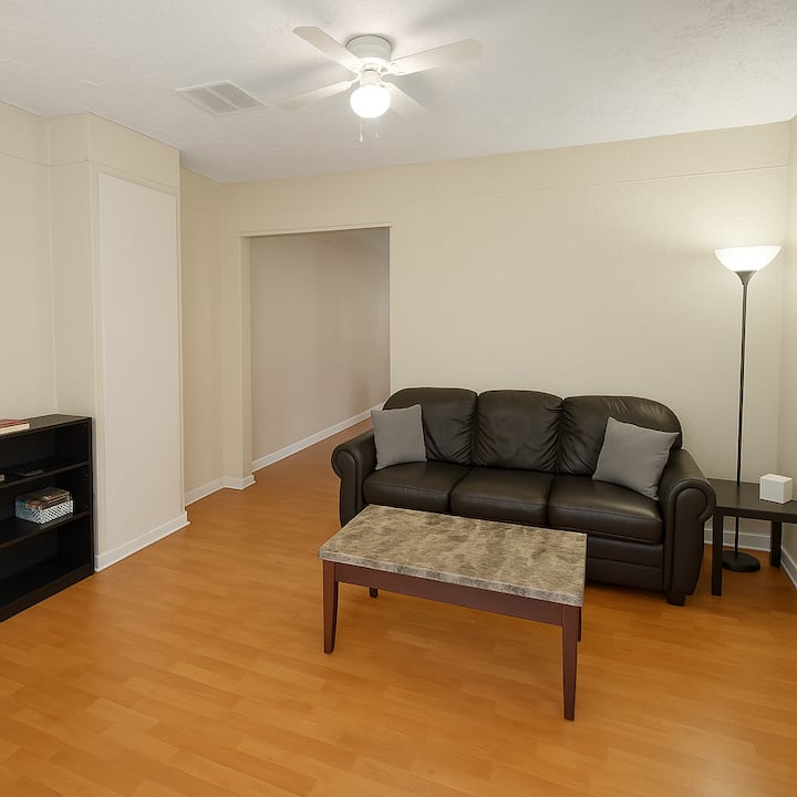 Two Bedroom Private Apartment Near Downtown - Indianapolis, IN