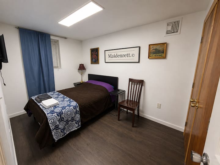 1br W/living Room, 1st Floor | Free Parking - 린