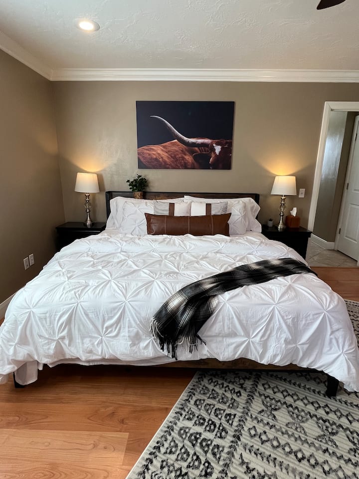 Newly Remodeled! 
Gorgeous Backyard 
Fire Pit - Kanab, UT