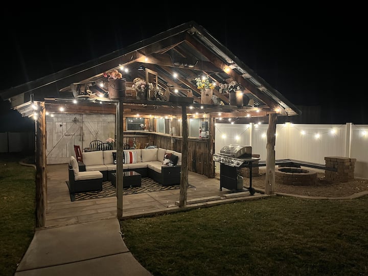 Newly Remodeled! 
Gorgeous Backyard 
Fire Pit - Kanab, UT