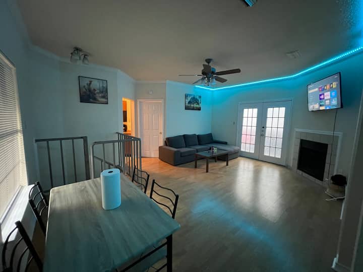 - Stylish 3 Rooms 2 Bath Condo, No Cleaning Fees - 오스틴