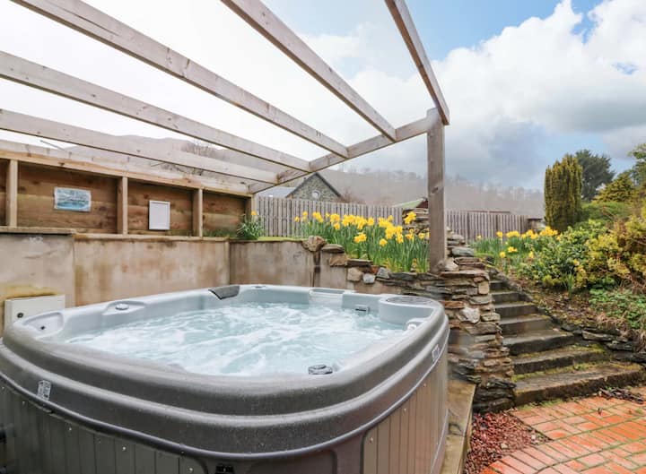 Prime May Offer: 9br Waterside Home & Hot Tub - 킬린