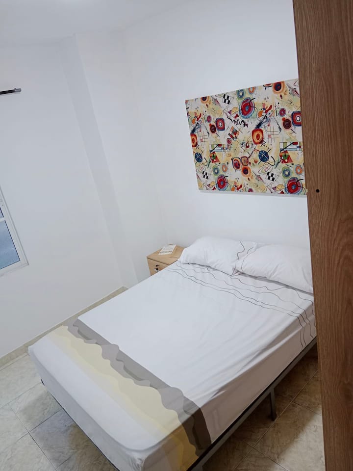 Habitación Con Cama Doble. - Cali