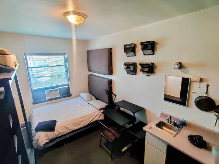 Private Studio Room In Antique Hollywood Building - Los Angeles, CA